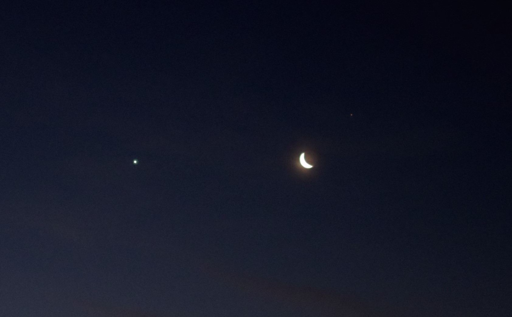Venus, Mond und Aldebaran mit Halo in der Morgendämmerung - Spektrum der Wissenschaft